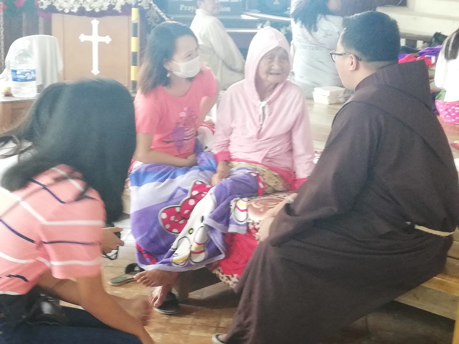 Nothilfe für die Opfer der Vulkan-Evakuierung auf den Philippinen ...